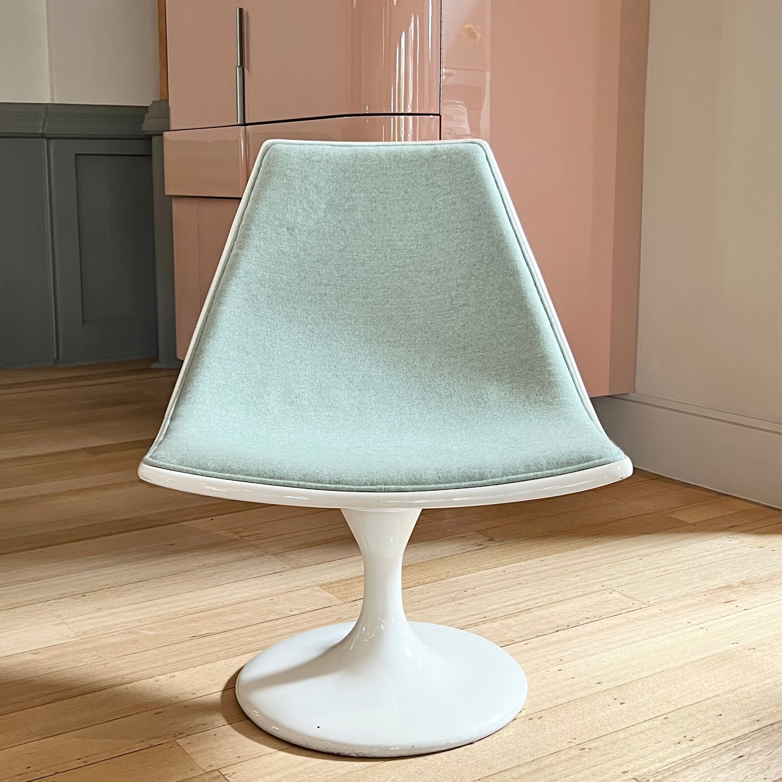 Fibreglass Tulip Base Armchairs – Didi and Dora